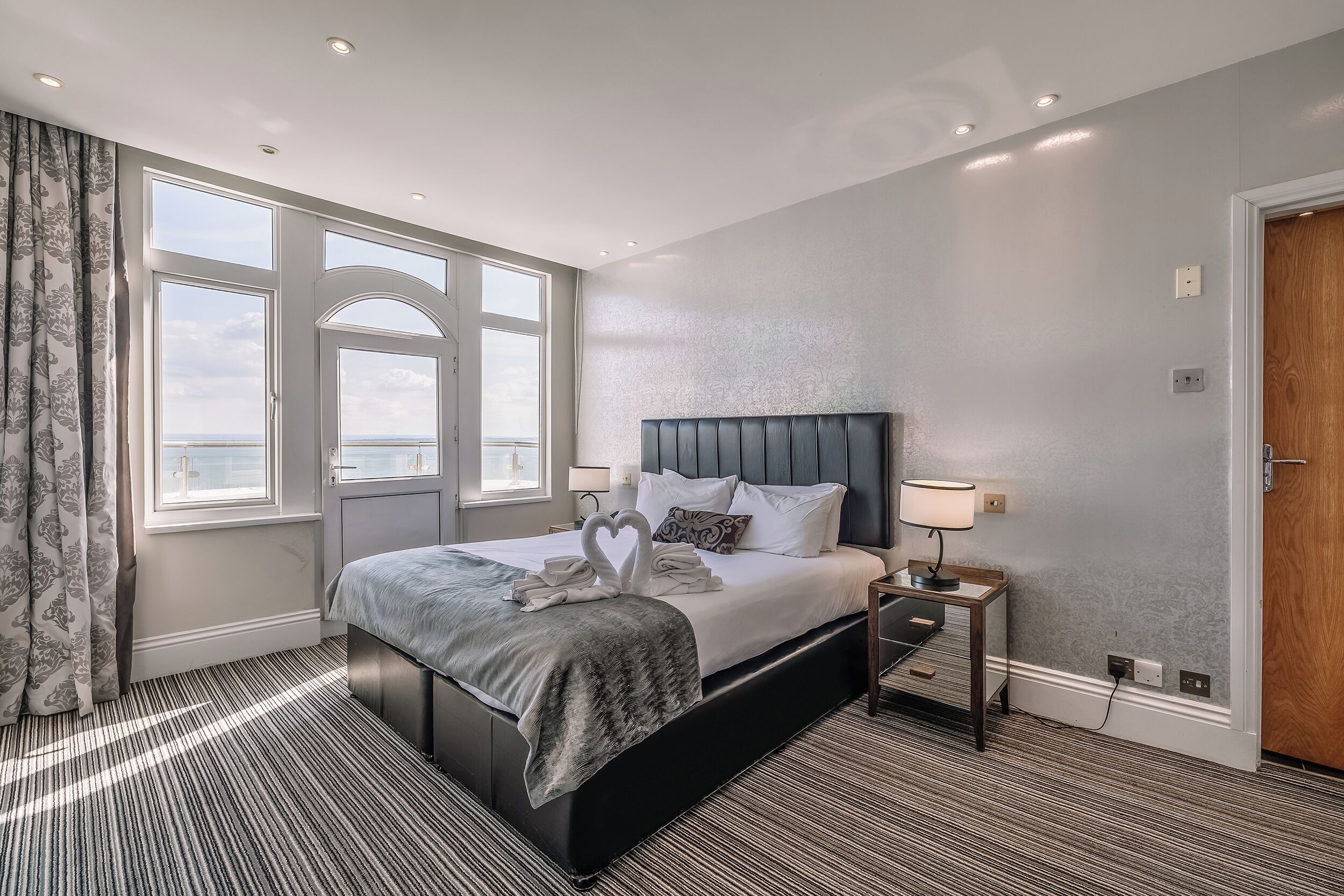 Historic Cliffside Stay W/ Sea Views  Near Beach & Attractions - Southend-on-Sea