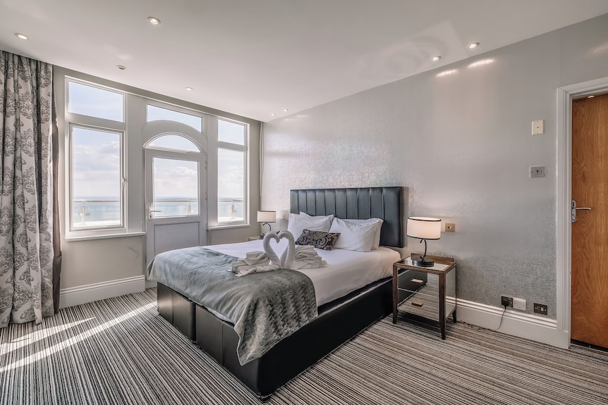 Historic Cliffside Stay W/ Sea Views Near Beach & Attractions - Southend-on-Sea