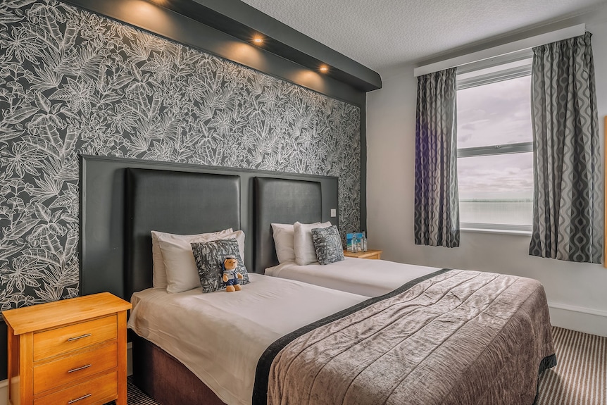 Clifftop Stay With Stunning Views | Near Beach & Fun Parks - Southend-on-Sea