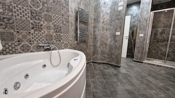 Quarto Quádruplo Superior, banheira de hidromassagem grande | Casa de banho | Artigos de higiene pessoal grátis, um secador de cabelo