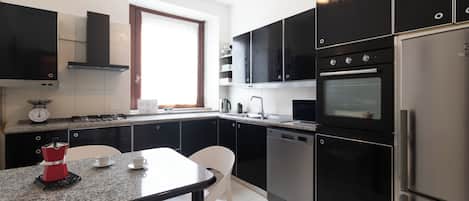 Apartamento (2 Bedrooms) | Cozinha privada | Micro-ondas, fogão, chaleira elétrica, cadeirão de bebê