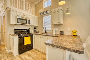 Casa de Campo Comfort | Cozinha privada | Um frigorífico, um micro-ondas, um forno, uma placa de cozinha 