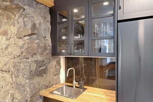 Máquina de café expresso, chaleira elétrica, mesas de jantar