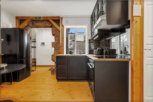 Apartamento, cozinha | Cozinha privada | Máquina de café expresso, chaleira elétrica, mesas de jantar
