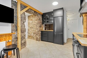Máquina de café expresso, chaleira elétrica, mesas de jantar