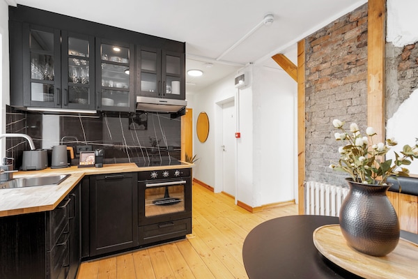 Apartamento, cozinha | Cozinha privada | Máquina de café expresso, chaleira elétrica, mesas de jantar