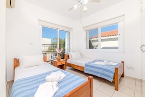 Berços/camas para crianças, roupa de cama fornecida