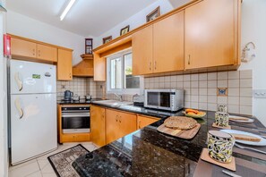 Um micro-ondas, utensílios de cozinha