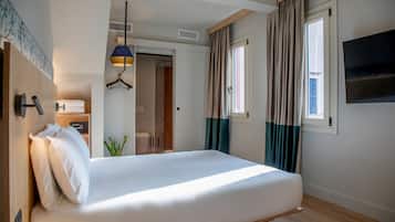 Quarto Duplo Standard | Roupa de alta qualidade, edredões de penas, minibar, cofre no quarto