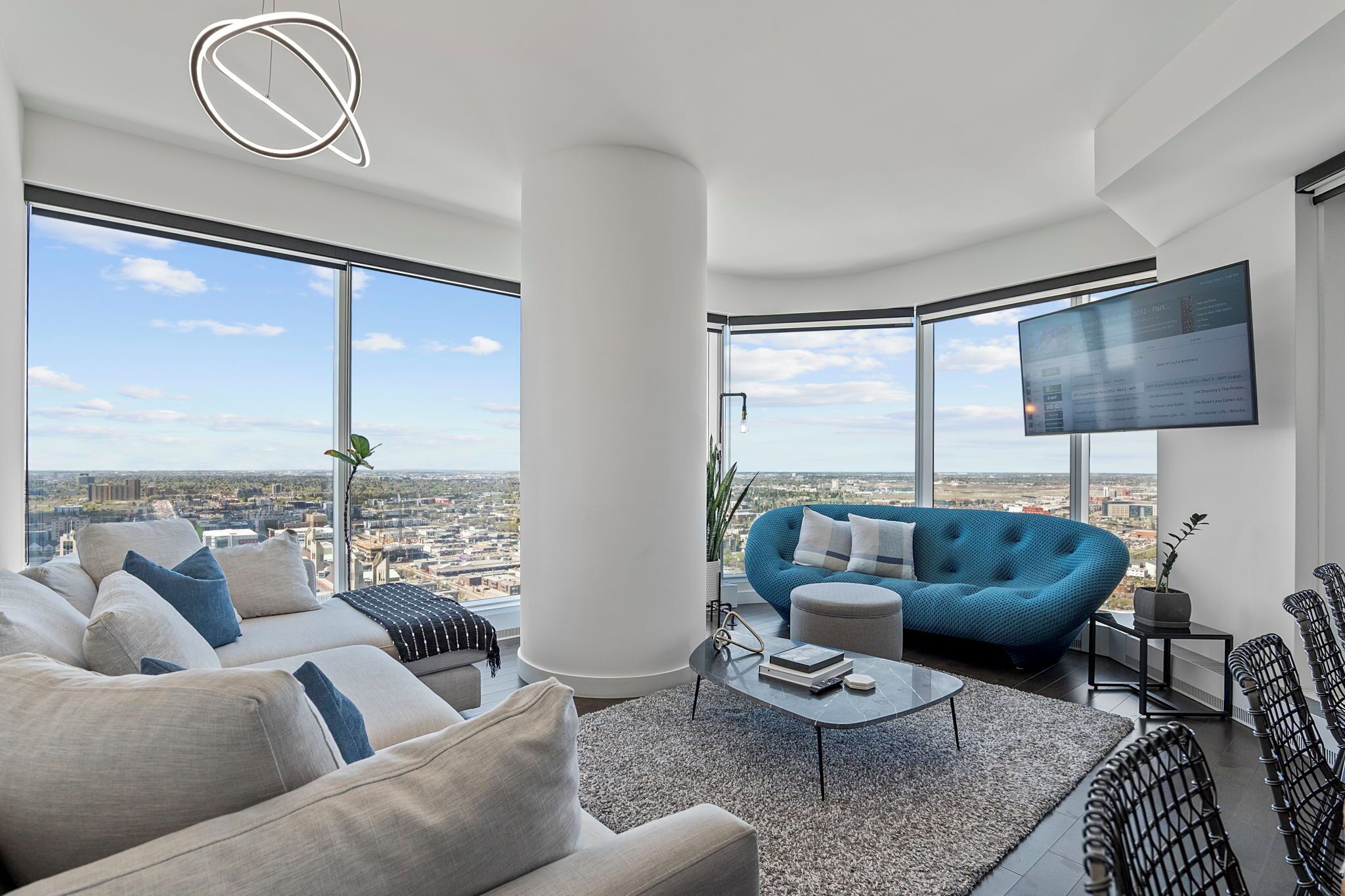 Roger - Luxury Ice District Suite - Pool & Parking - Edmonton