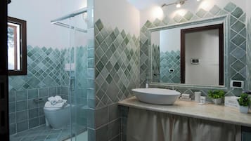 Apartamento família, vários quartos, 2 banheiros (La Suara Manna) | Banheiro | Chuveiro/banheira combinados, secador de cabelo, bidê, toalhas de banho