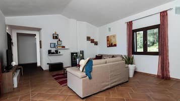 Apartamento família, vários quartos, 2 banheiros (La Suara Manna) | Área de estar | TV de tela plana 21 polegadas com canais a cabo, aparelho de som