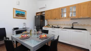 Apartamento família, vários quartos, 2 banheiros (La Suara Manna) | Cozinha privada | Geladeira, micro-ondas, fogão, cooktop