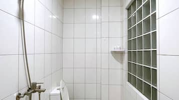 Quarto Duplo Superior, não fumadores, casa de banho privativa | Casa de banho | Um polibã, um chuveiro fixo, artigos de higiene ecológicos