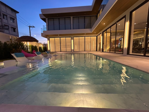 Piscina externa, espreguiçadeiras