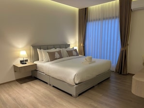Vila superluxo, sacada, vista para a piscina | Cofres nos quartos, cortinas blackout, ferros/tábuas de passar roupa