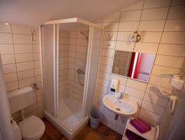 Quarto casal ou duplo standard, sacada | Banheiro | Secador de cabelo, toalhas de banho, sabonete, shampoo