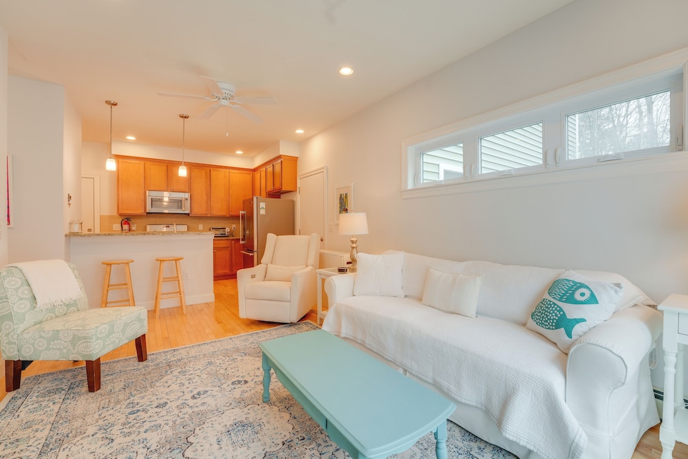 Near Portland&nbsp;Trails: Walkable Apartment W/ Deck - Portland, ME