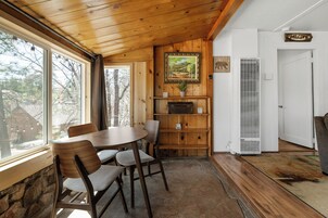 Cabana com design assinado, 2 quartos, para não fumantes, vista para a montanha | Opções para refeição no quarto