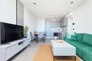 Apartamento (1 Bedroom) | Sala | Smart TV de 123 cm com canais por cabo