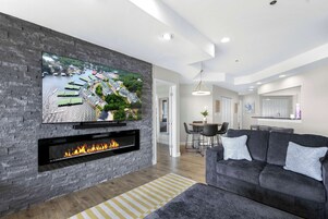 Condo, várias camas, sacada (Emerald Bay Oasis) | Área de estar | TV de tela plana 50 polegadas com canais digitais, lareira