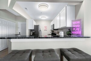 Condo, várias camas, sacada (Emerald Bay Oasis) | Cozinha privada | Geladeira, micro-ondas, fogão, cooktop