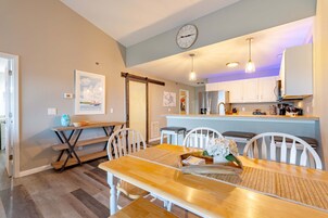 Condo, várias camas, sacada (Highland Shores Haven) | Opções para refeição