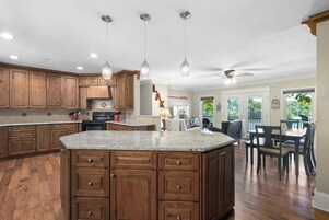 Casa, várias camas, pátio (Lakeside Oasis) | Interior