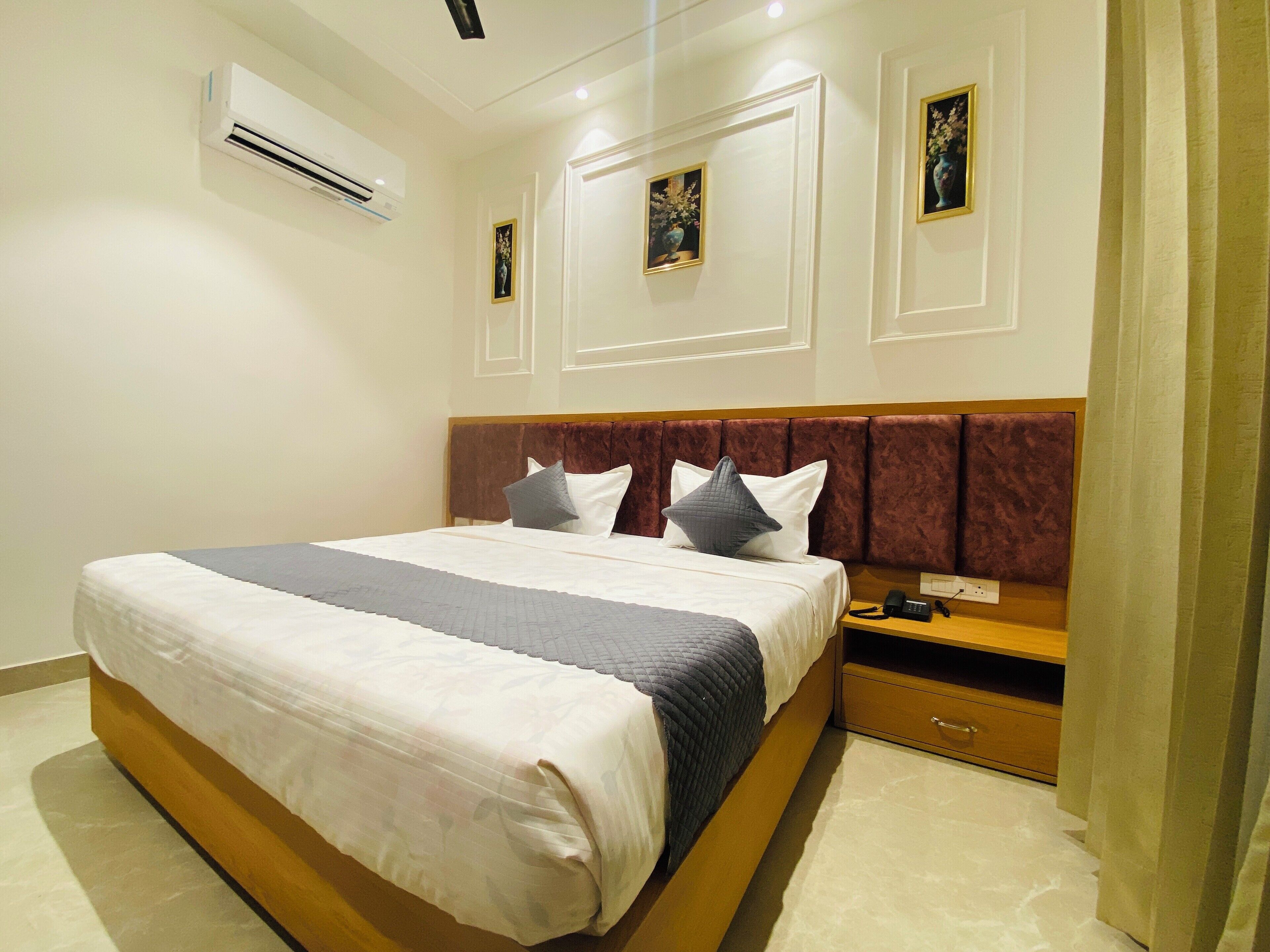 Quarto casal superior, sacada, vista para a cidade | Escrivaninha, espaço de trabalho para notebook, quartos à prova de som