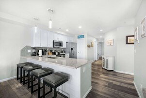 Condo, várias camas, sacada (Seascape Cove) | Cozinha privada | Geladeira, micro-ondas, fogão, cooktop