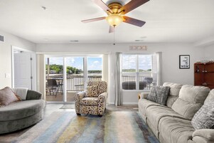 Condo, várias camas, sacada (Seascape Cove) | Área de estar | TV de tela plana 42 polegadas com canais digitais, lareira