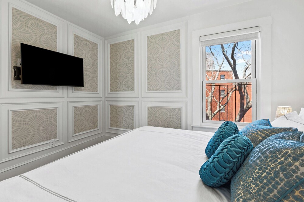 2BR Apt Near Copley, Boston Comm, Public Library, Fenway, Back Bay ...