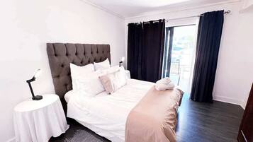 Apartamento, 1 cama de casal e sofá-cama, varanda, vista para a montanha (210 Atlantica ) | 1 quarto, individualmente decorados, individualmente mobiliados