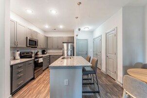 Apartamento, 2 quartos (QueenBed) | Cozinha privada | Geladeira, micro-ondas, fogão, cooktop