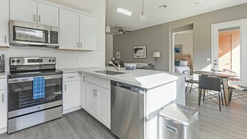 Apartamento (2 Bedrooms) | Cozinha privada | Geladeira grande, micro-ondas, fogão, cooktop