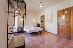 Quarto Duplo, varanda, Vista para a cidade | 1 quarto, camas de colchão viscoelástico, cofre no quarto 