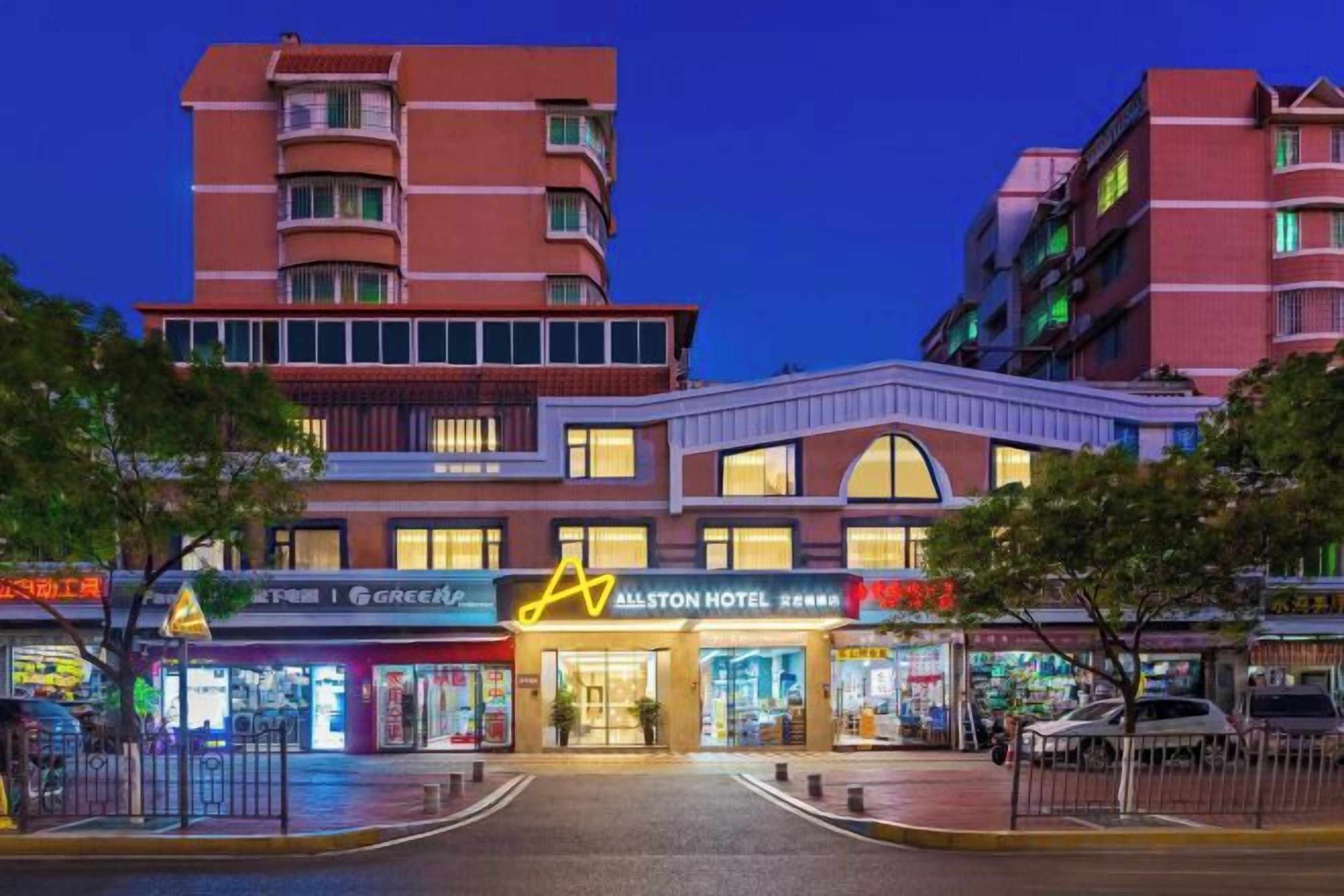 Hotel com entrada imponente, vários andares e diversas lojas no térreo.