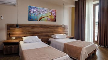 Quarto Duplo ou Twin Básico, varanda, vista para o mar | Berços/camas para crianças grátis, Wi-fi grátis