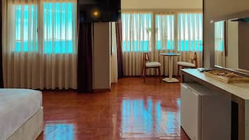 Quarto casal superior, vista para o mar | Ferros/tábuas de passar roupa, Wi-Fi de cortesia
