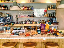 Café da manhã completo grátis todos os dias