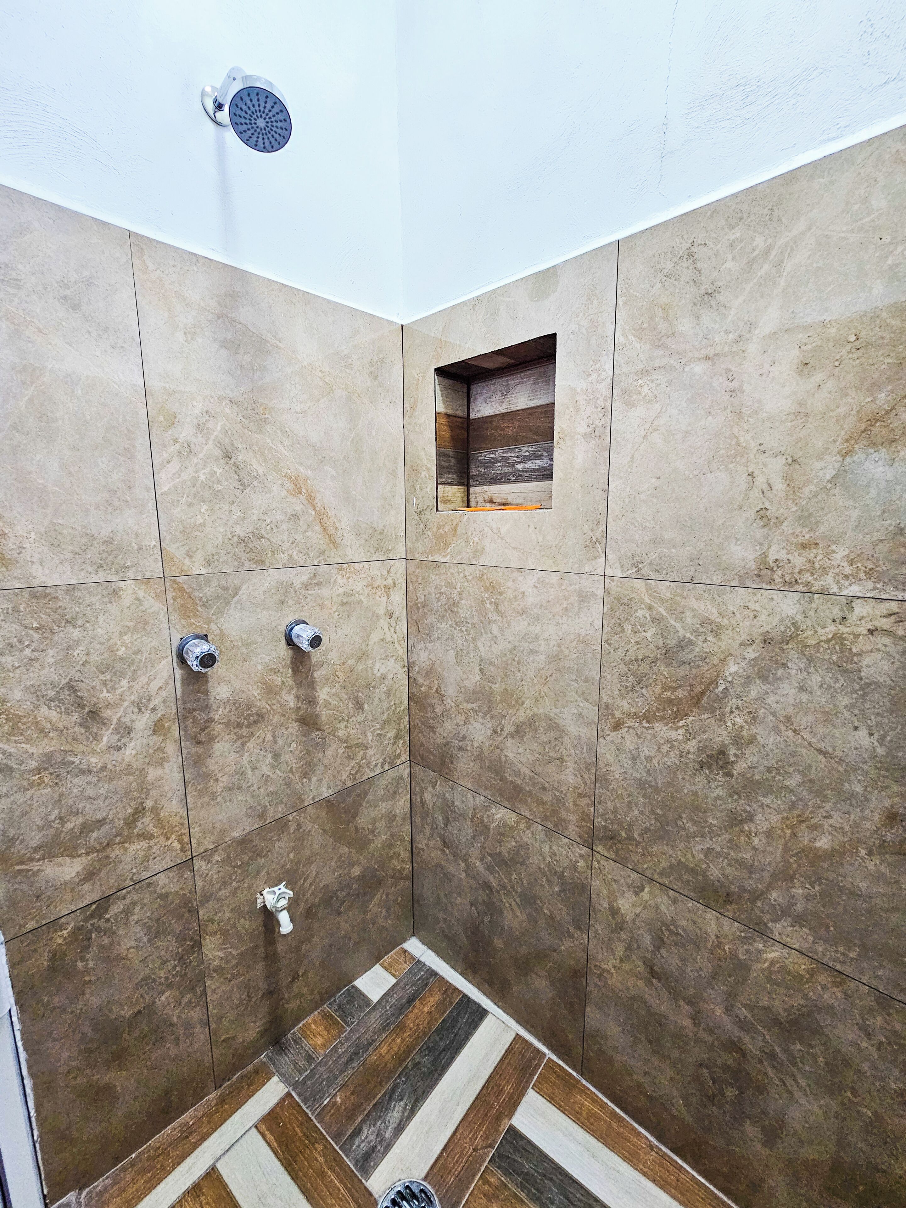 Quarto Duplo Comfort, pátio | Casa de banho | Um polibã, toalhas fornecidas, sabão, champô 