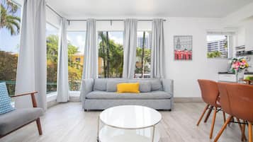 Apartamento básico | Área de estar | TV LCD