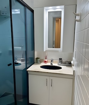 Apartamento | Banheiro | Chuveiro, produtos de toalete grátis, secador de cabelo