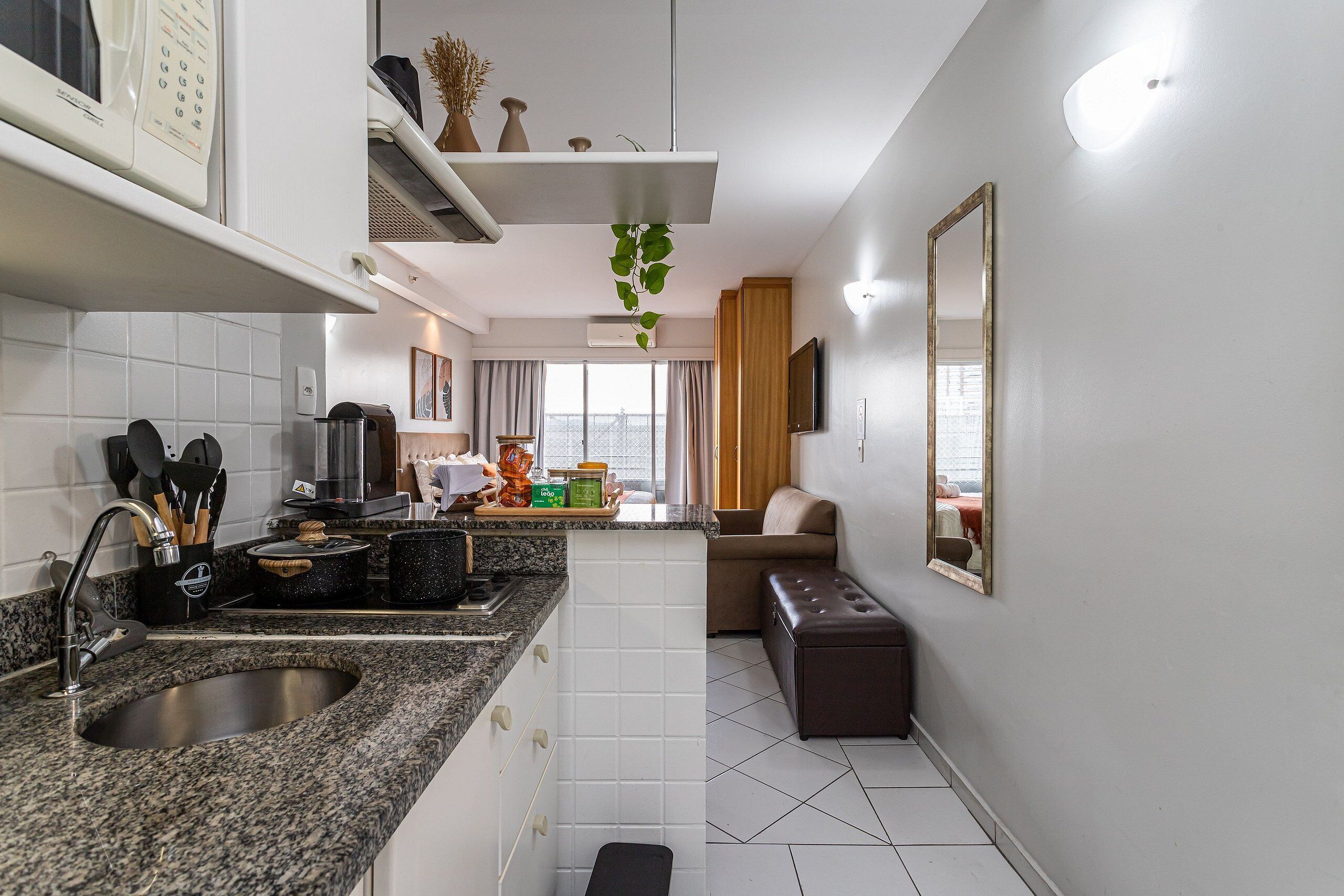 Apartamento | Cozinha privada | Geladeira, micro-ondas, cooktop, máquina de café expresso