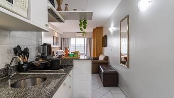 Apartamento | Cozinha privada | Geladeira, micro-ondas, cooktop, máquina de café expresso