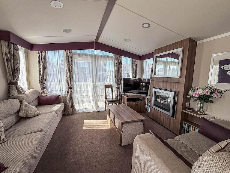 Lovely 8 Berth Caravan With Large Decking Area In Caister, Norfolk Ref 65055eb - Caister-on-Sea