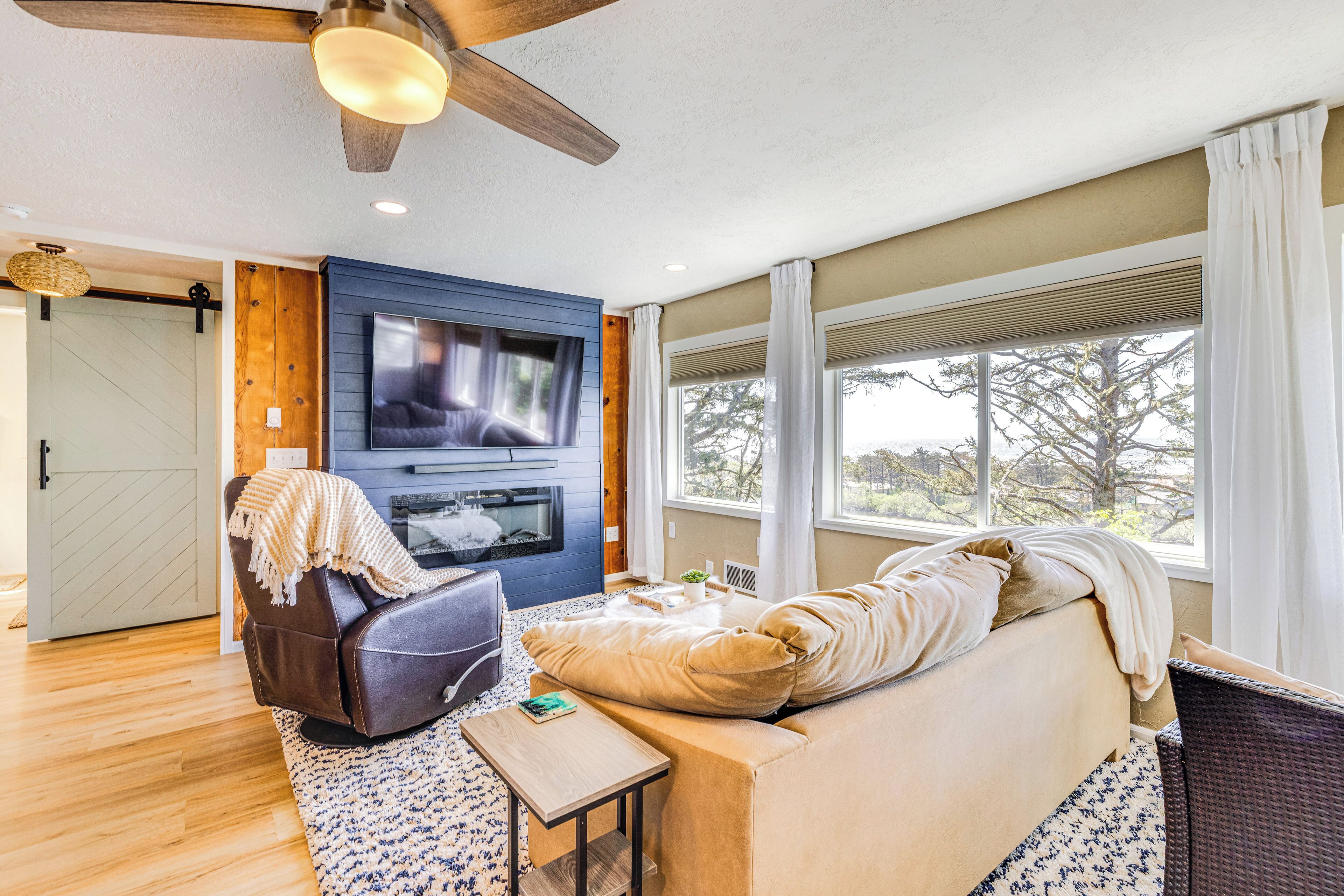 Walk To Winema Road Beach: Home W/ Hot Tub! - Neskowin, OR