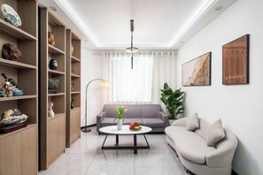 Uma sala de estar moderna com sofá, mesa de centro e estante.