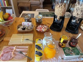 Pequeno-almoço completo diário (8 EUR por pessoa) 