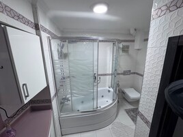 Quarto Comfort, vista para o mar | Casa de banho | Um secador de cabelo, toalhas fornecidas, sabão, champô 